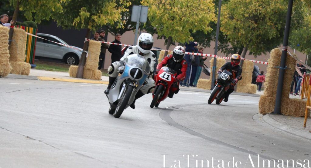La exhibición de motos clásicas tomó el centro de Almansa