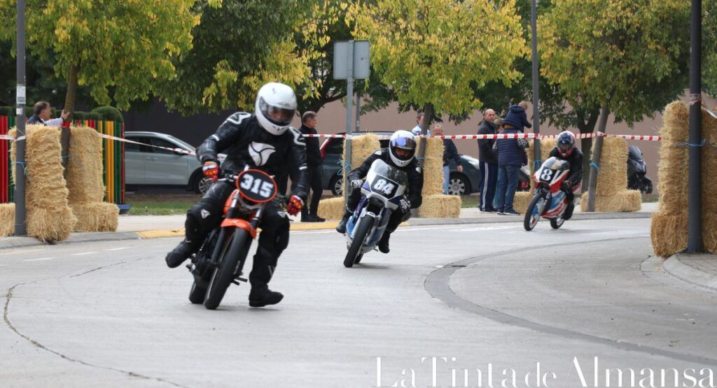 La exhibición de motos clásicas tomó el centro de Almansa
